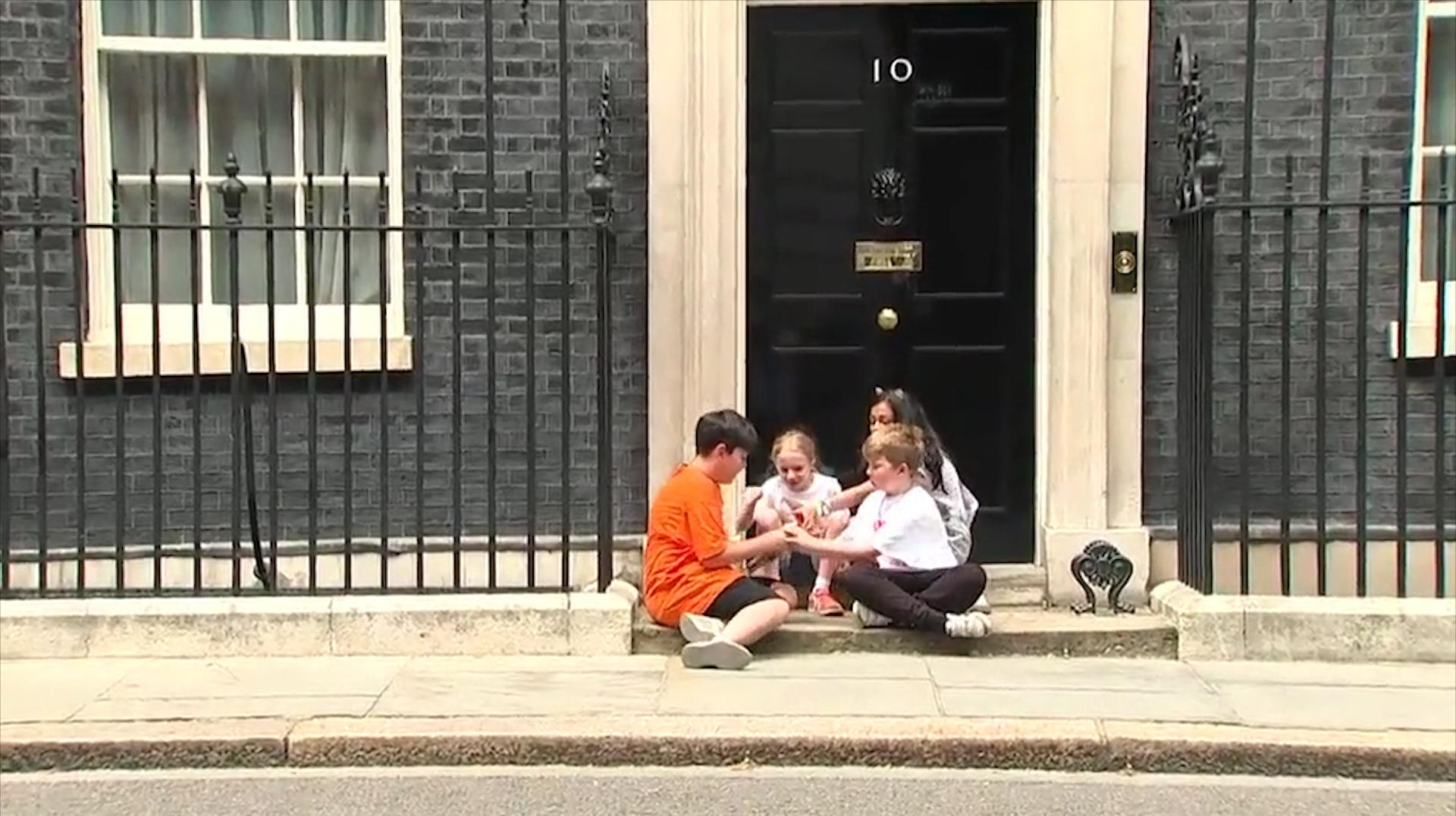 大量学校因缺钱提前放假 英国议员让孩子首相官邸外做作业抗议