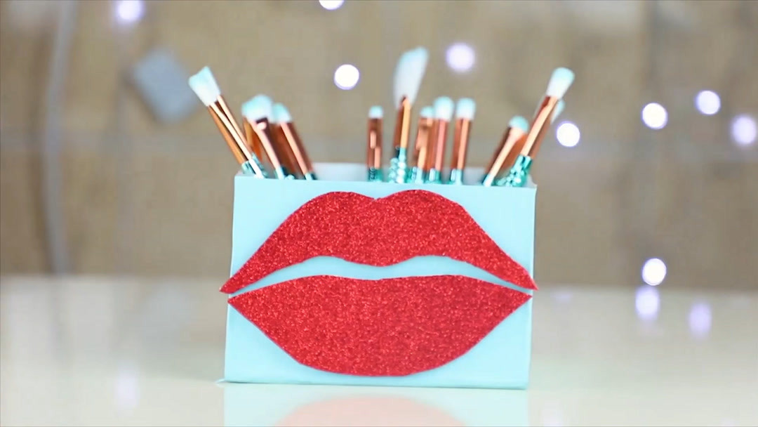 DIY创意笔筒制作 教你用硬纸板自制笔筒化妆筒 亲吻性感嘴唇图案