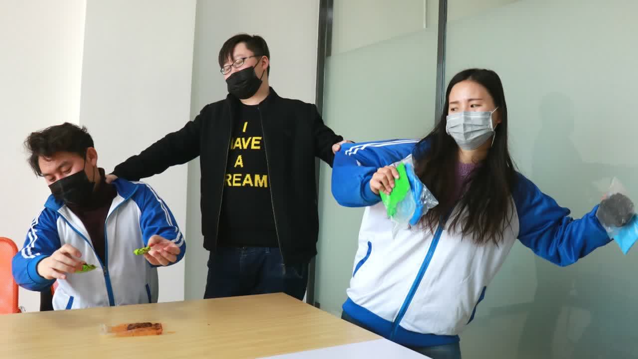 学霸抢走熊学生黏土,老师为此自制辣酱黏土,学霸被套路了