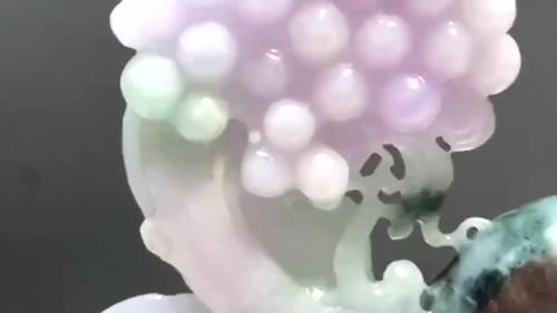 也不知道这个翡翠有什么好的,居然拍价一百万,不懂艺术的都嫌贵