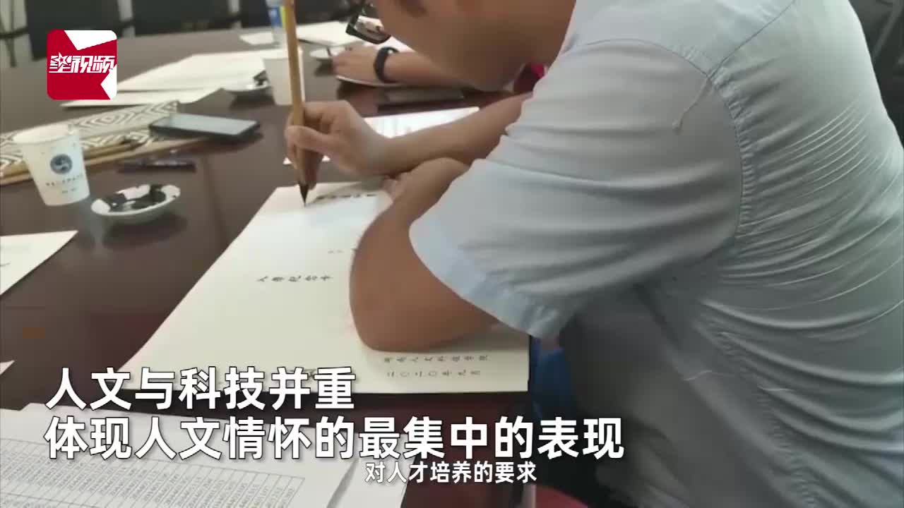 好棒!高校老师为新生手写录取通知书:全文行楷,寓意特殊