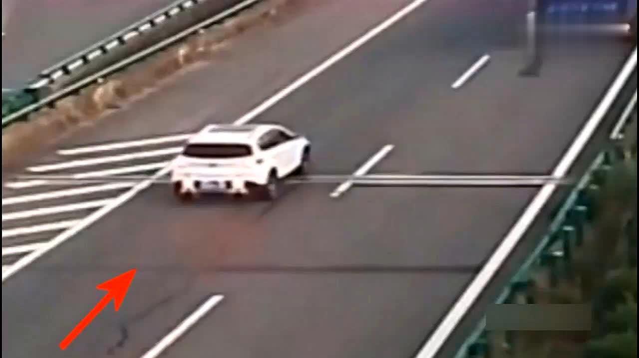 精彩回顾:高速上倒车行驶,白色小轿车真是害人害己啊!