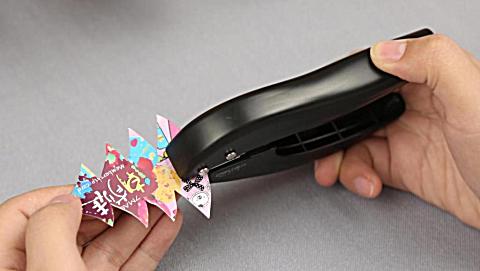 废弃银行卡、会员卡别丢掉, 这样打个孔, 制作一个精美小物件