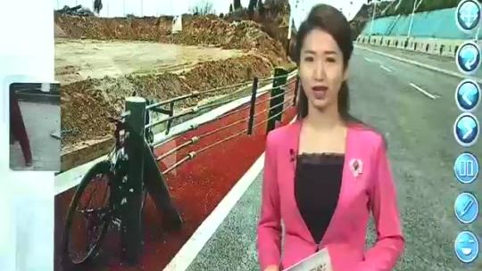 龙尾坡自行车道被隔离桩占据,不方便却存安全隐患。