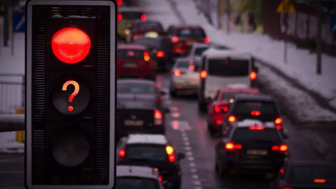 最新红绿灯来了,取消读秒还换了新名字,司机质问:是喜是忧