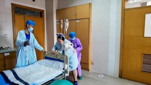 女子本弱为母则刚,准妈妈开五指疼痛难忍,医生和护士都在给她鼓励
