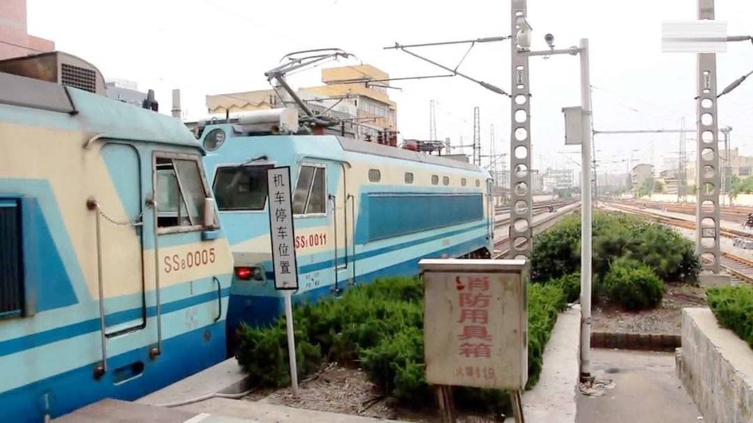 罕见的SS8双机牵引的火车 南通至洛阳K1142次中途驶出徐州站