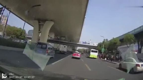 实拍前方车辆紧急刹车导致的事故,遇到这样的司机你还能淡定吗?太...