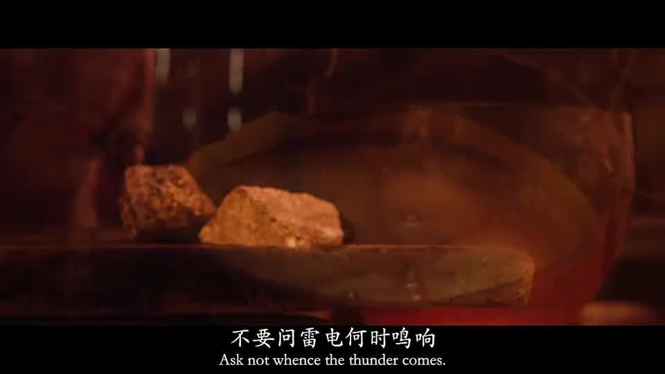 国王改造了简易王冠,加工制成了华丽的皇冠,还放进了博物馆