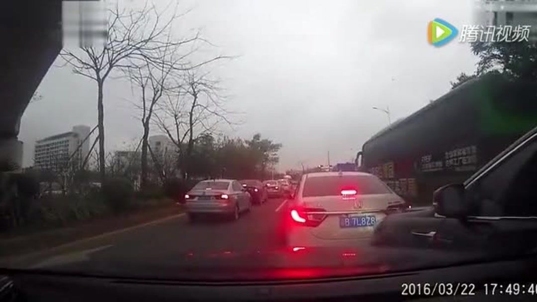 比亚迪唐仗着加速快疯狂加塞,让视频车忍无