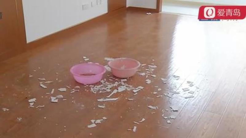 地面发黑,天花板墙体剥落!青岛精装修房暖气管漏水