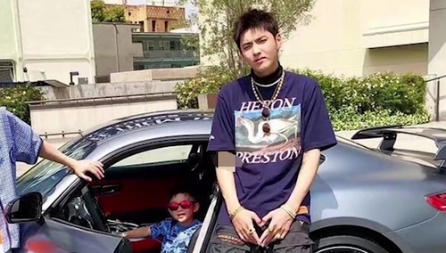 吴亦凡戴金链现身北美显潮范儿 新歌登顶超90小时刷新纪录