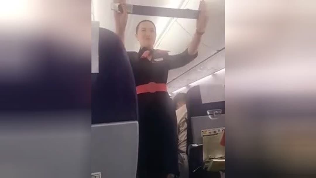 空姐教你如何在飞机上系安全带