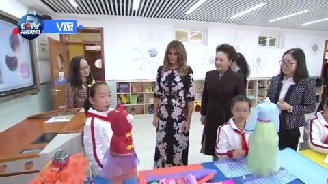 「微视频」彭丽媛和梅拉尼娅一起为旗袍系上盘扣