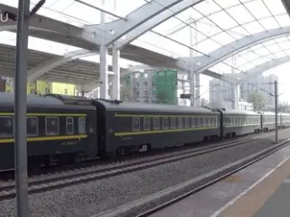 (车厢视角)Z55次列车高速通过保定站