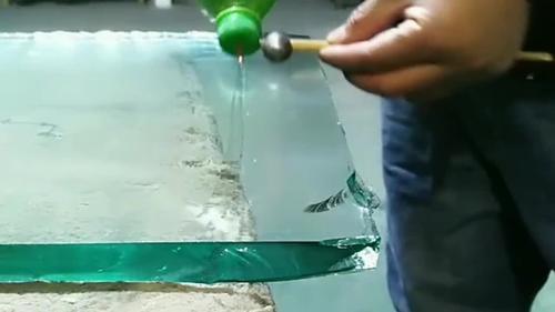 高手在民间,大叔的玻璃刀是好用,钢化玻璃都能用这技术轻松切割!