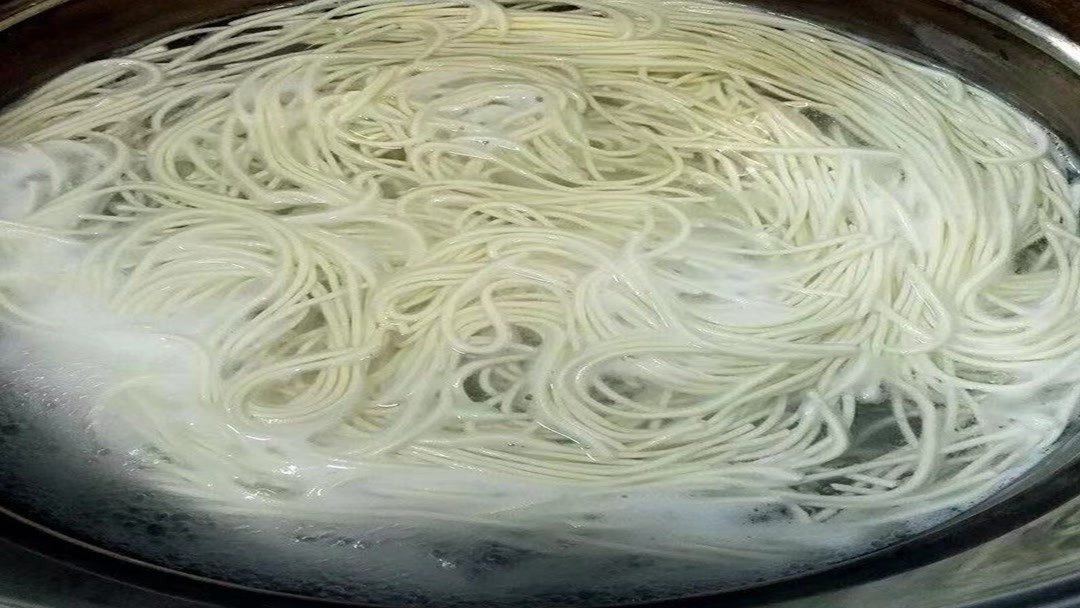 煮面时,水开下锅就错了,教你简单一招,面条爽滑又劲道,真好吃
