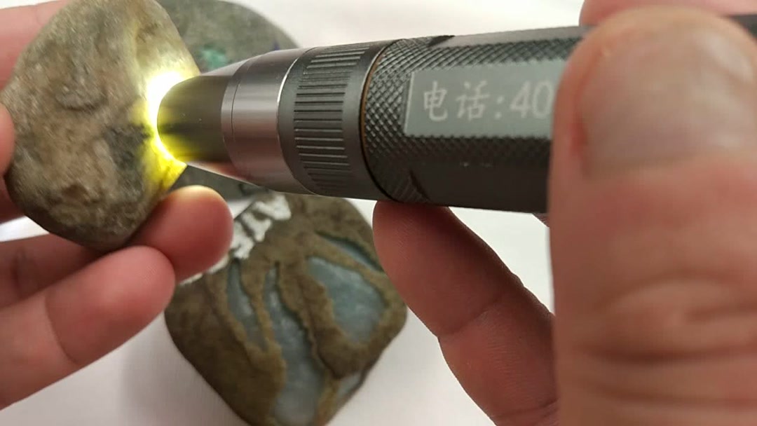 几千块钱的一块翡翠原石切出无价之宝,大饱眼福啊