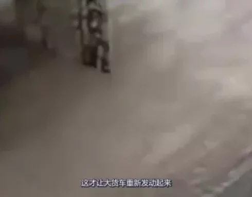 这石头卡的真到位大货车寸步难行气的司机直接抡锤怒砸