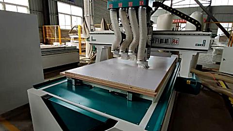 全屋定制极速零秒换刀四工序木工数控开料机板式家具生产线设备视频