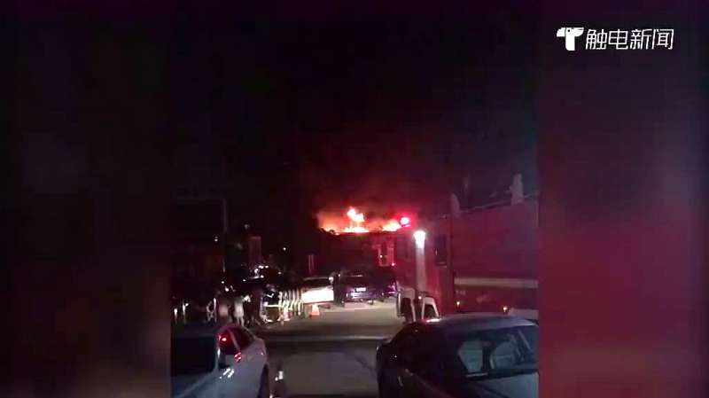 广州一高校附近的饭店后厨凌晨突发火灾 浓烟滚滚
