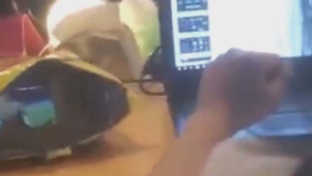 真拼!影后妹手机藏零食袋看世界杯 竟装模作样吃零食