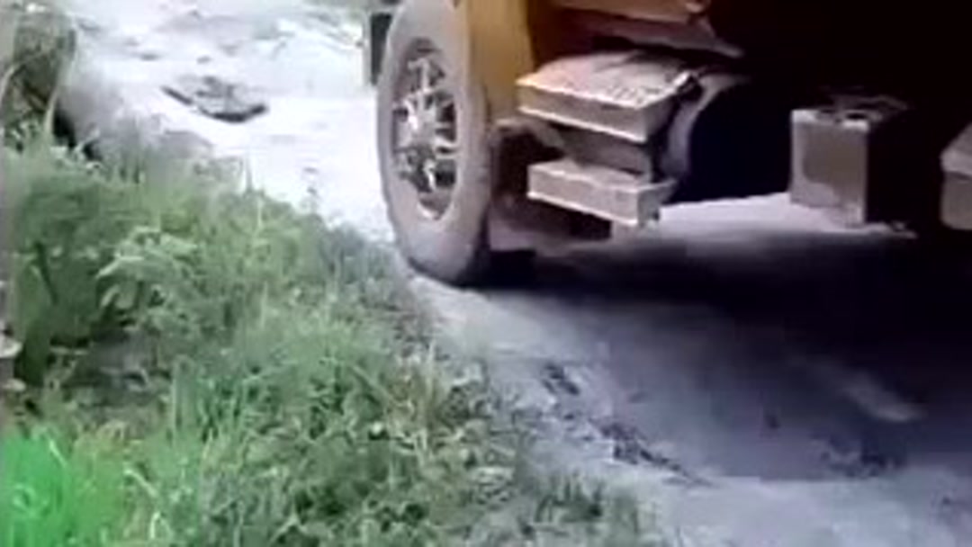 大货车超重过一个独木桥崩溃翻车坠落山沟里