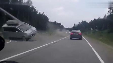 惨烈车祸发生一起又一起,行车记录仪拍下连环撞车瞬间