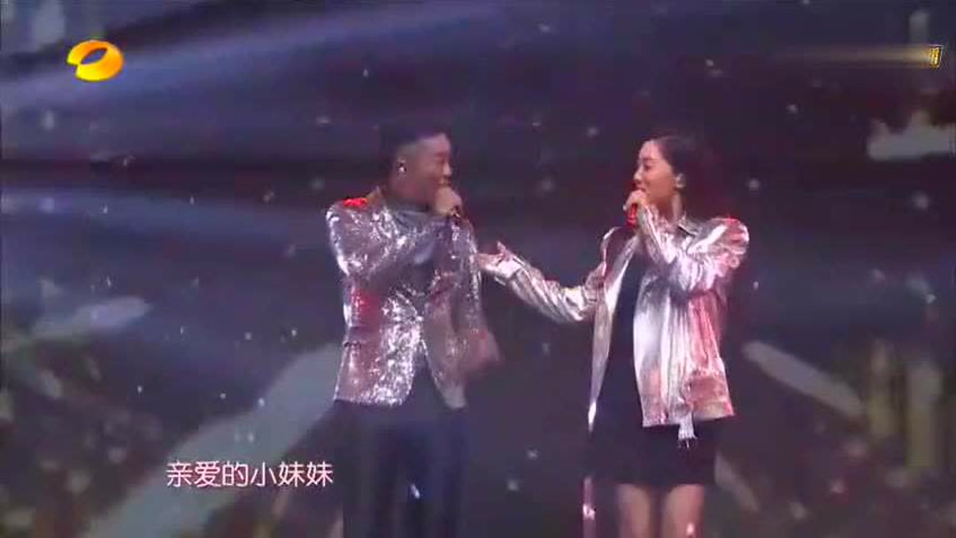 凤凰传奇元宵晚会经典歌曲串烧,听得太过瘾了!台下观众简直神评论