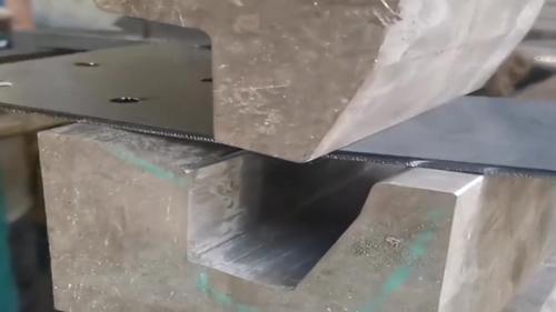 工人们的头脑真是太聪明,用这件设备来制作模具,又可以省不少事情!