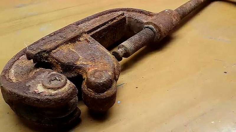 牛人得到一把生锈的切管器,二话不说将其翻新,成品让我眼前一亮