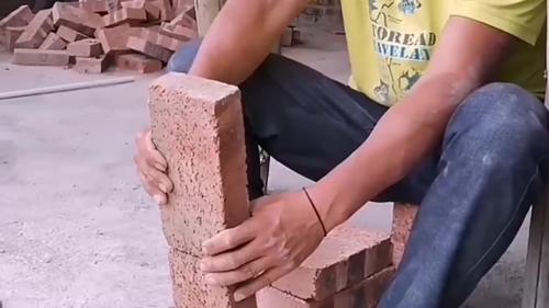 高手在工地,这到底是怎么保持平衡的?这现象可以用科学来解释吗?