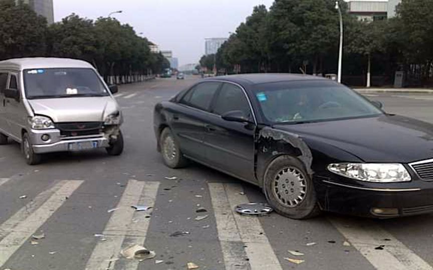 【事故警世钟】十字路口红绿灯很重要吗?这两位车主用事故真实演绎...