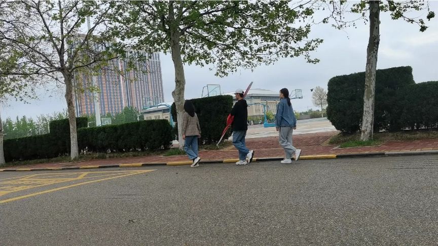 学校偶然一拍,一群青年庄严升旗