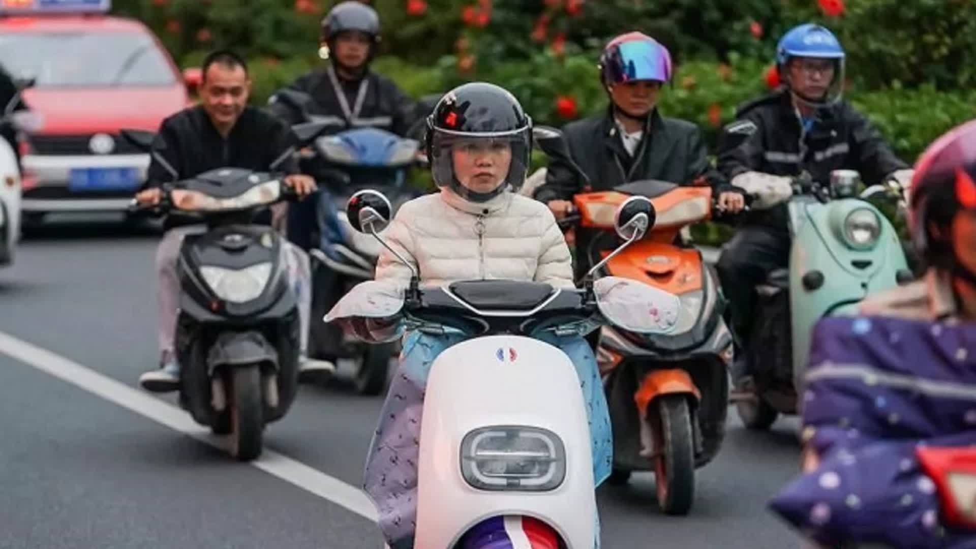 新国标电动车“四处碰壁”,专家预言成了笑柄,网友:退车吧!