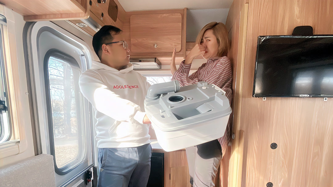 房车上的便携式马桶你会用吗?今天教你如何操作,用的时候不露怯