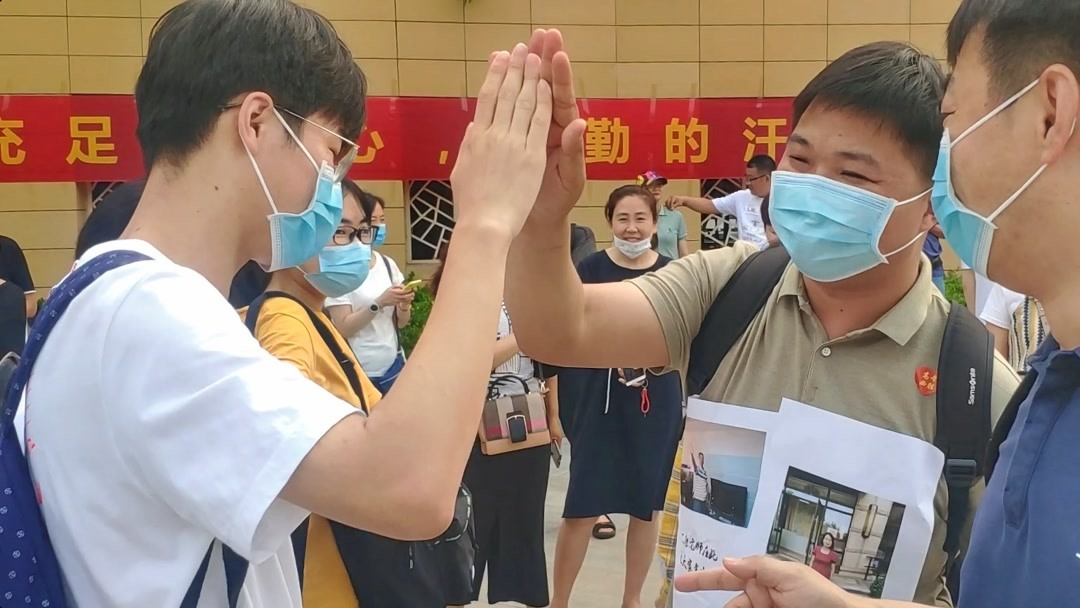 文综“全家福”!地理老师胸前贴政史老师照片 与学生击掌送祝福