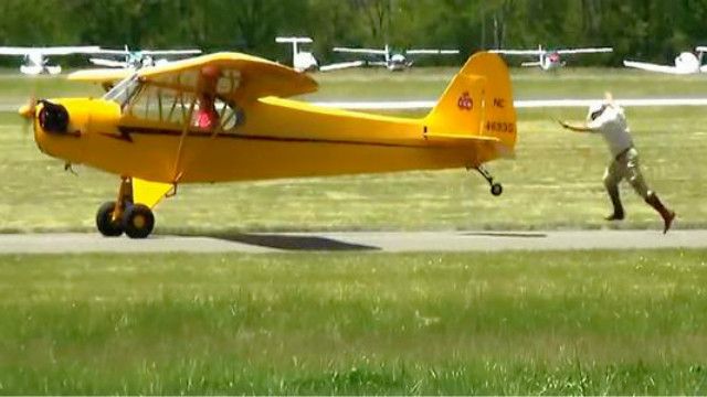 螺旋桨飞机还能这么开,从地上一路作死作到天上