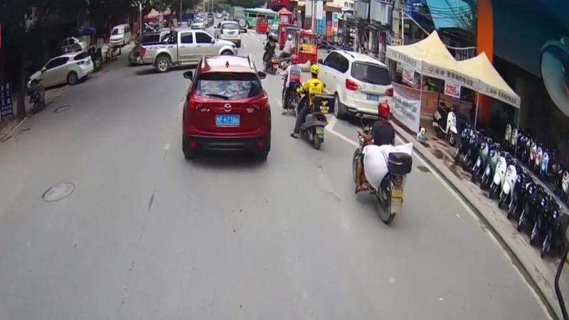 车祸合集:电动车闯红灯,跟拐弯的小汽车撞到了一起