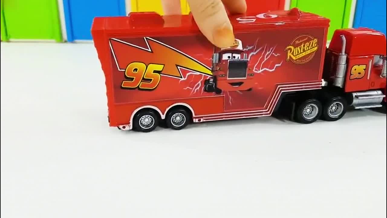 大挂车运糖果色车厢 打开积木车库找车头拼装玩具车学颜色