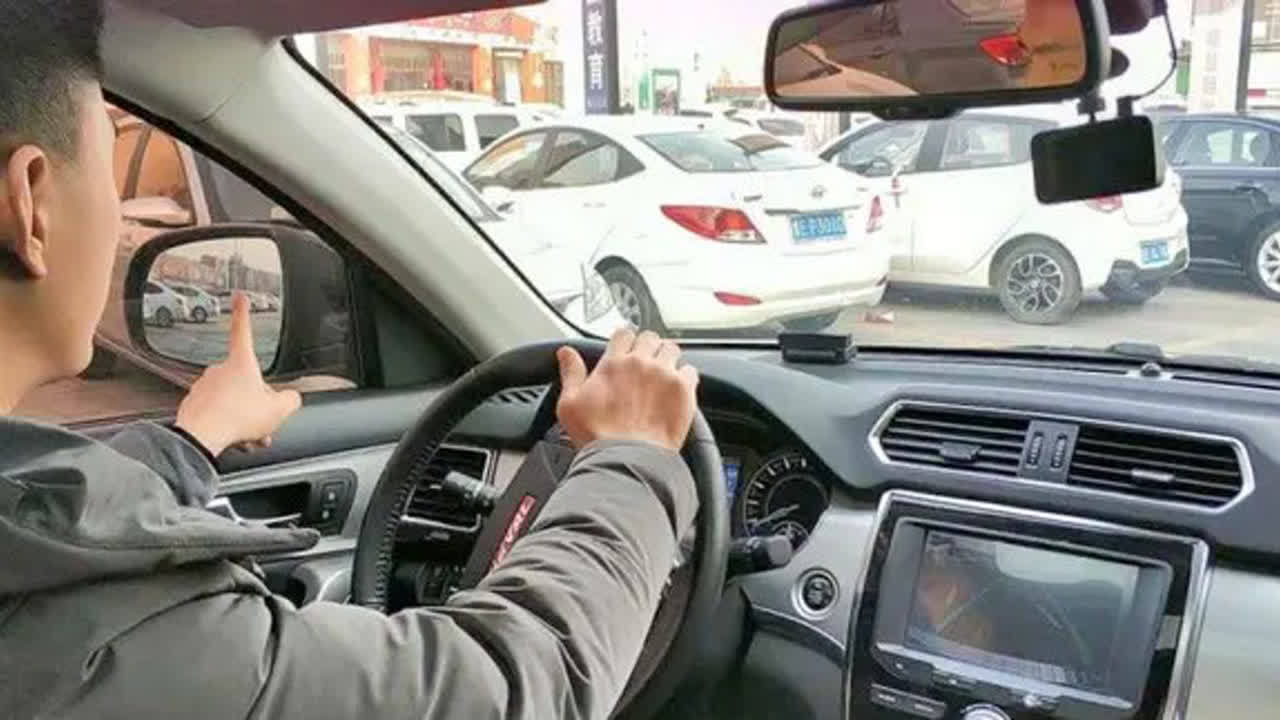 倒车入库简单小技巧,掌握后倒车入库一次过,考试很实用!