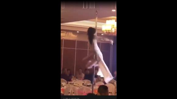 这美女的钢管舞令人大开眼界!