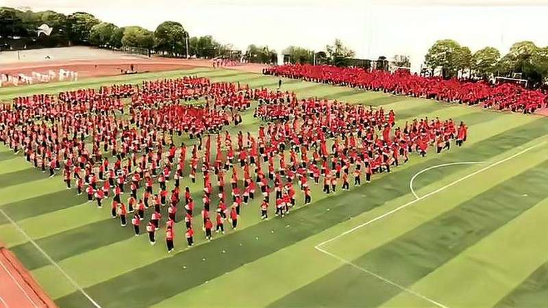 ...理工学院运动会开幕式上,1921名大学生进行了一场大型团体操表演,...