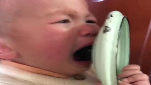 孩子被卡哭闹不止,妈妈淡定拍照哈哈大笑,不知道很危险吗?