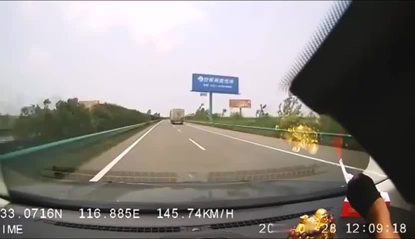 女司机真的太猛了,高速上超速撞翻一群人,记录仪拍下车祸瞬间