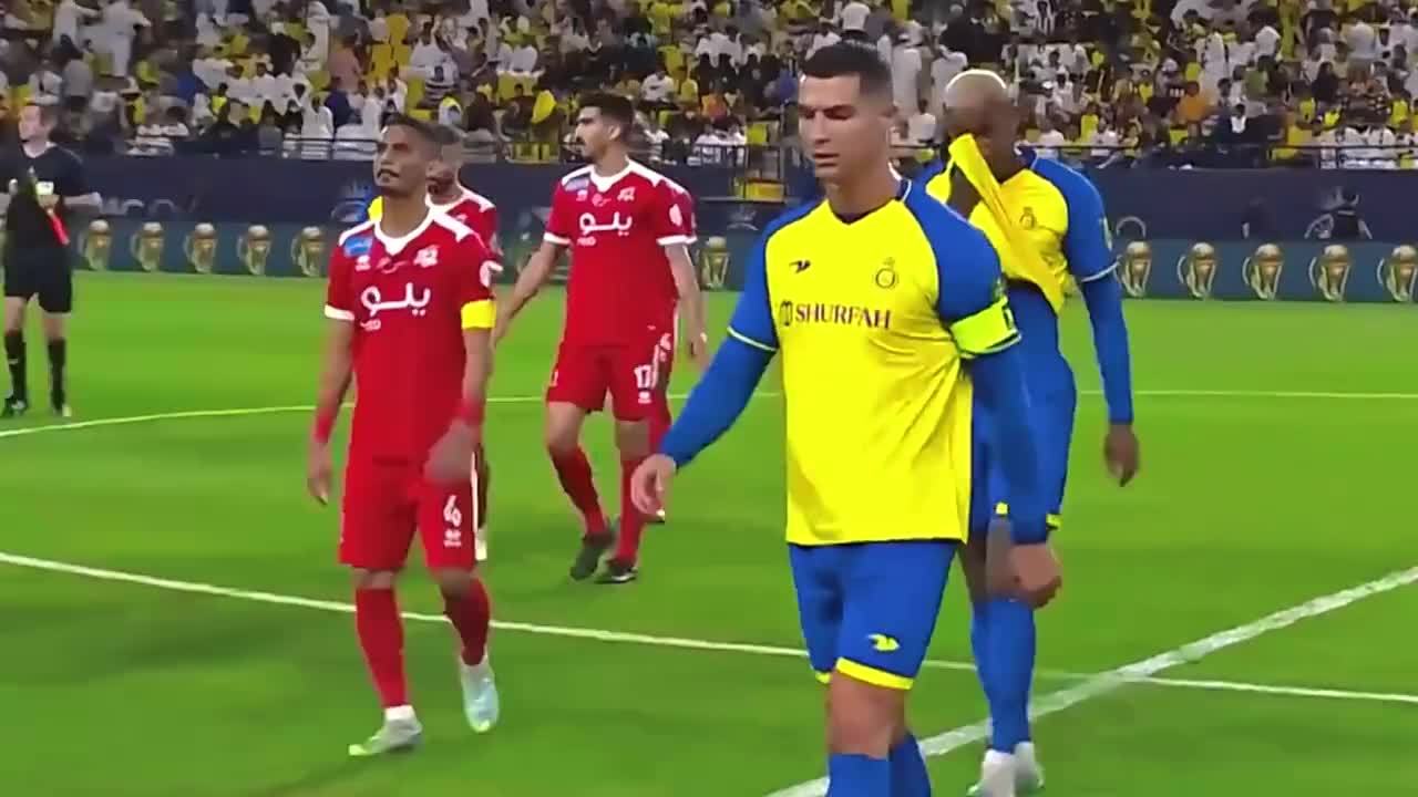 当球队半场0-1落后C罗离开球场时一直在摇头,嘴里念念有词!