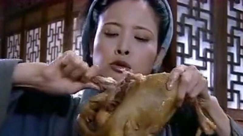 女子上街乞讨,路过酒店看着眼馋,不料亲王却要请她吃饭!