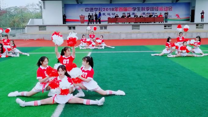 我们学校的运动会开幕式,小姐姐跳《98k》,一字马真的太酷了