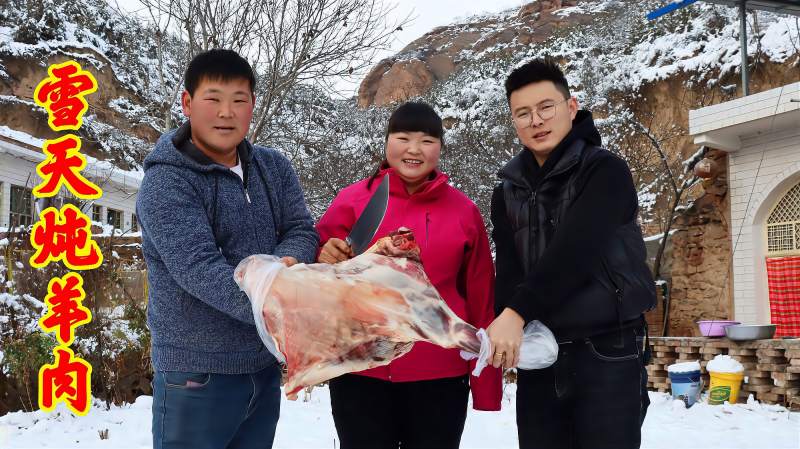 爸妈来家转,霞姐做了半只羊招待,吃肉喝汤两不误,一家人真红火