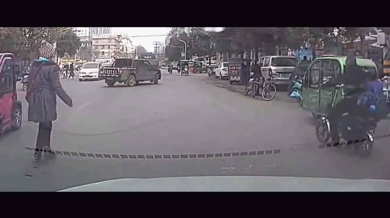 行车记录仪:大卡车翻车瞬间,8年驾龄让自觉告诉我该这么做